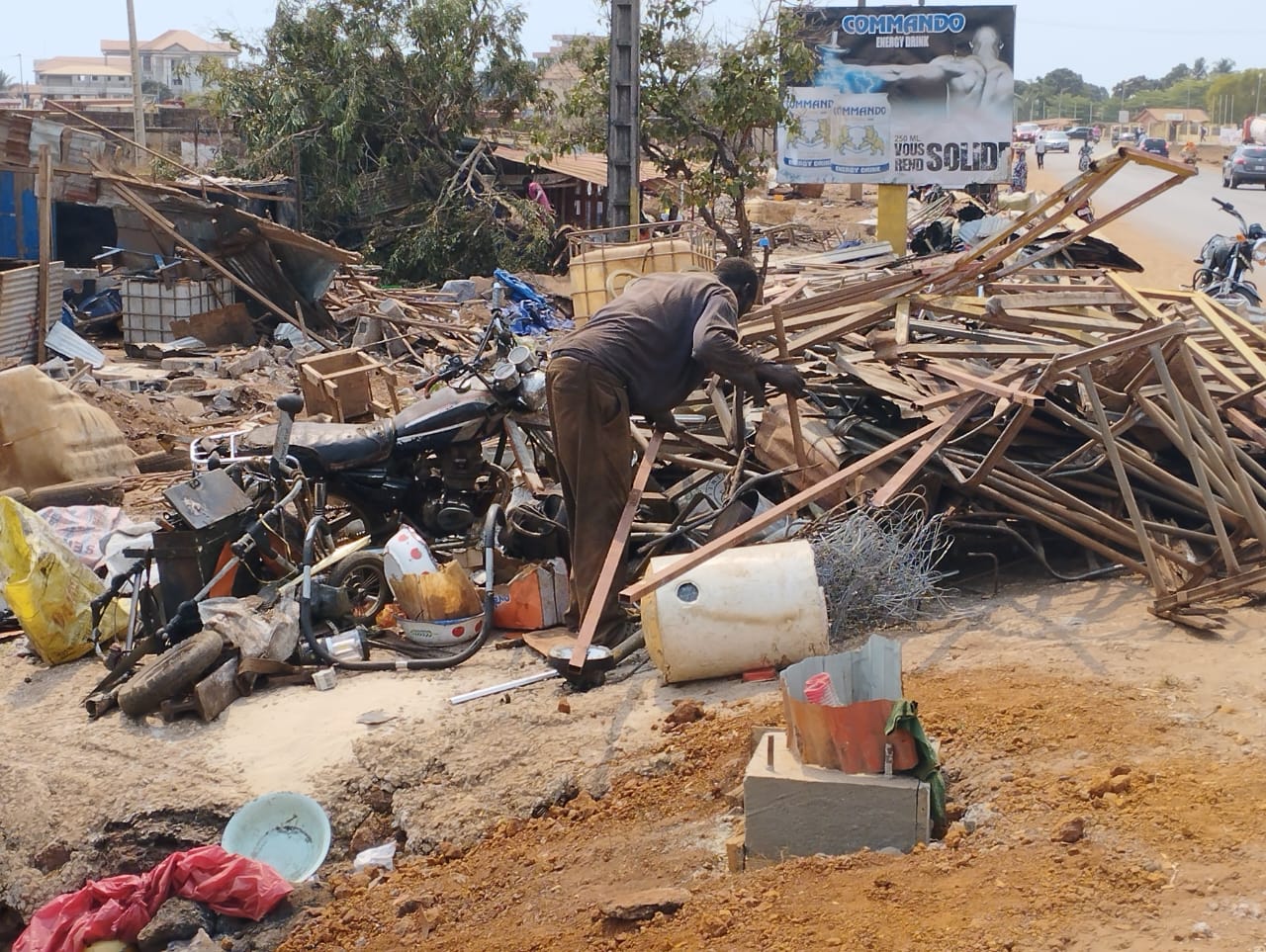 Déguerpissement à la devanture du Stade De Nongo : des habitants des ...